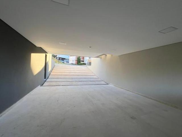 Vista incomparável, silêncio e modernidade em residência nova de alto padrão