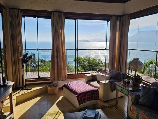 Vista luxuosa em Ilhabela. Casa com 6 Suítes em condominio com marina