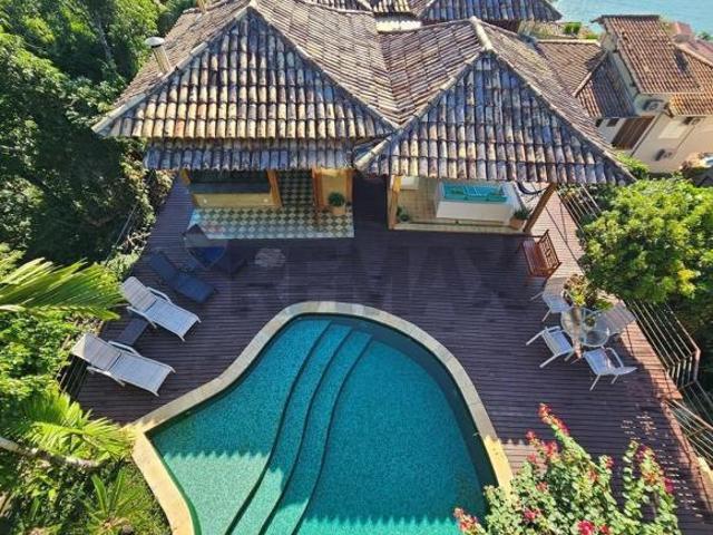 Vista luxuosa em Ilhabela. Casa com 6 Suítes em condominio com marina