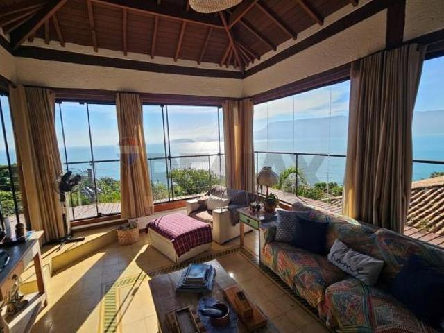 Vista luxuosa em Ilhabela. Casa com 6 Suítes em condominio com marina