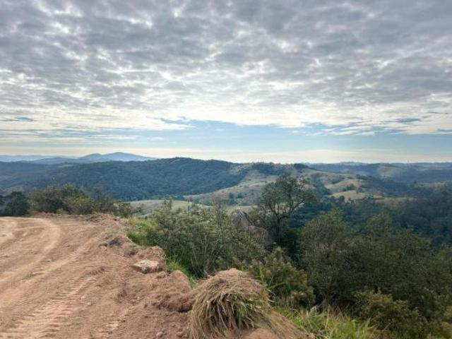 ️ Vista privilegiada e ambiente totalmente preservado