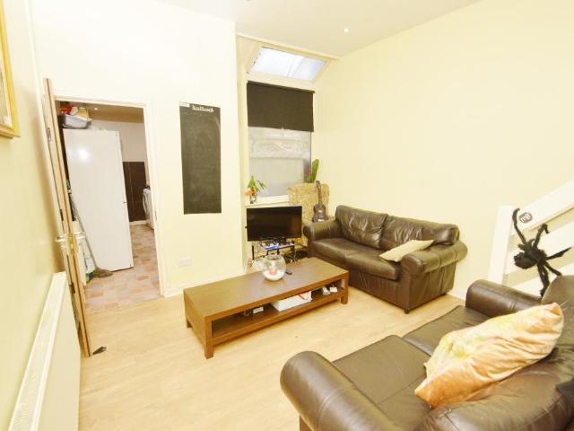 Viscount Street, Manchester M14 3 bed detached house to rent £1,560 pcm £360 pw