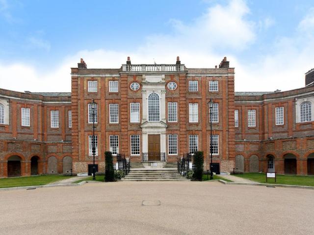Vitali Close, Roehampton, London, SW15 3 bed flat to rent £4,950 pcm £1,142 pw