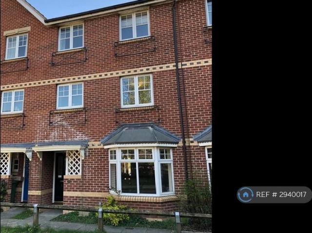 Vitellius Gardens, Basingstoke, RG24 5 bed terraced house to rent £2,100 pcm £485 pw