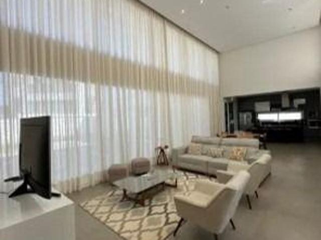 Viva o ápice do luxo e sofisticação no prestigiado Condomínio Chácara Ondina