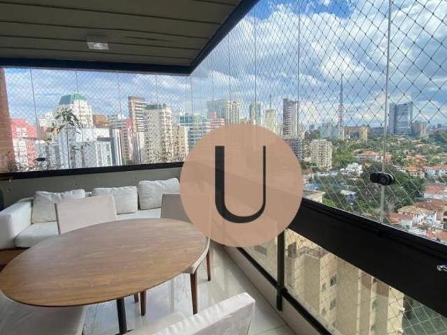 Viva o luxo e a amplitude de uma casa, com a segurança e o charme de Higienópolis
