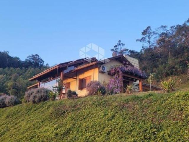 Viva o melhor do campo com conforto e estilo Sítio à venda em Morro Reuter