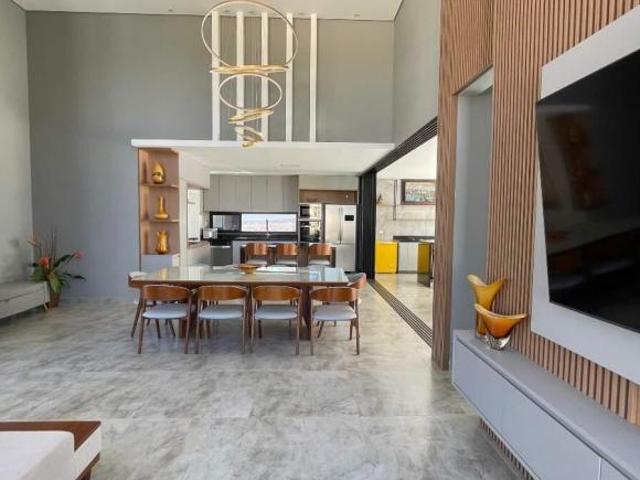 Viva a experiência de morar em uma casa exclusiva com piscina privativa e lazer completo no Gran Roy