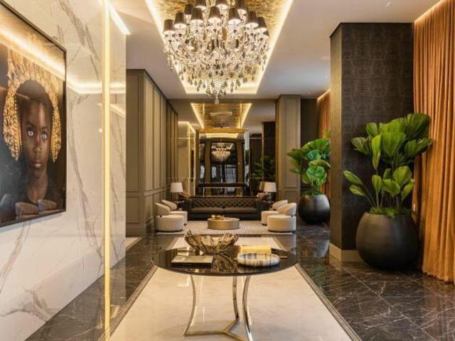 Viva a Experiência Versace: Unidade Exclusiva de 310m² com Vista Privilegiada no Champagnat