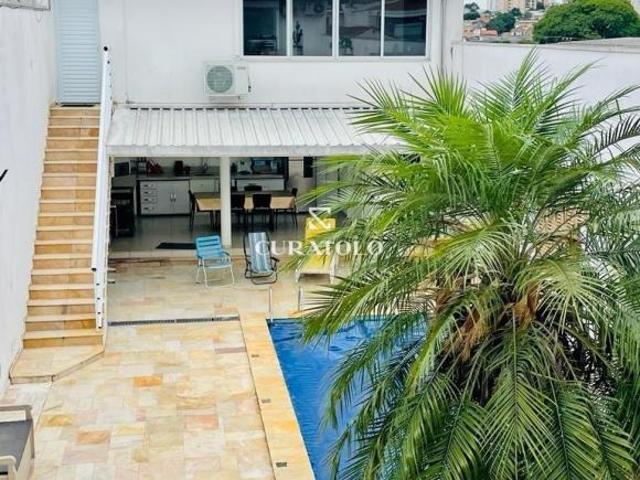 Viva com conforto e espaço: Conheça sua nova casa de alto padrão, de 5 Quartos, com 3 Vagas cobertas