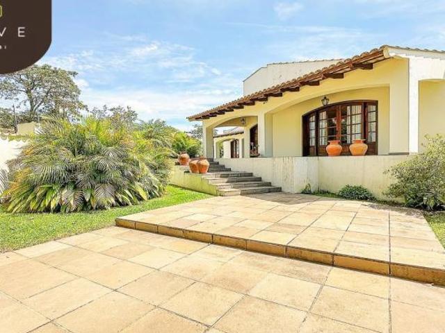 Viva com o conforto de uma chácara, dentro da cidade, nesta linda casa térrea no Jardim Social em Cu