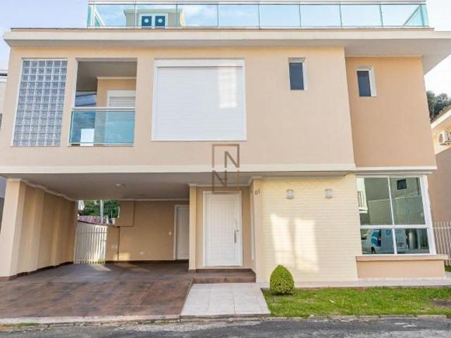 Viva com Segurança: Linda casa face norte em condomínio fechado em Santa Felicidade!