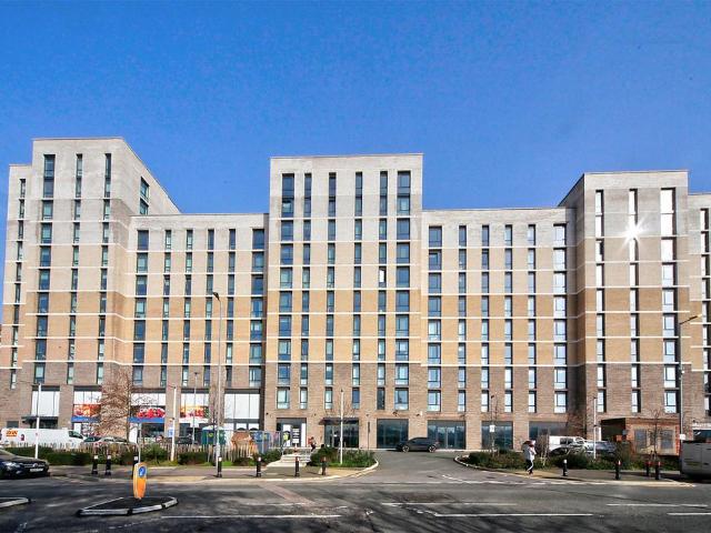 Viva Court, Kimpton Road, Luton 2 bed apartment to rent £1,550 pcm £358 pw