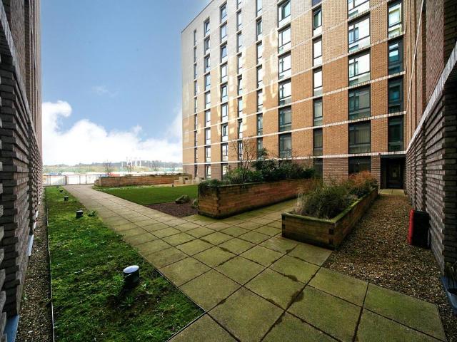 Viva Court, Kimpton Road, Luton 2 bed apartment to rent £1,600 pcm £369 pw