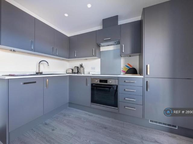 Vivian Court, Hemel Hempstead, HP1 2 bed flat to rent £1,450 pcm £335 pw