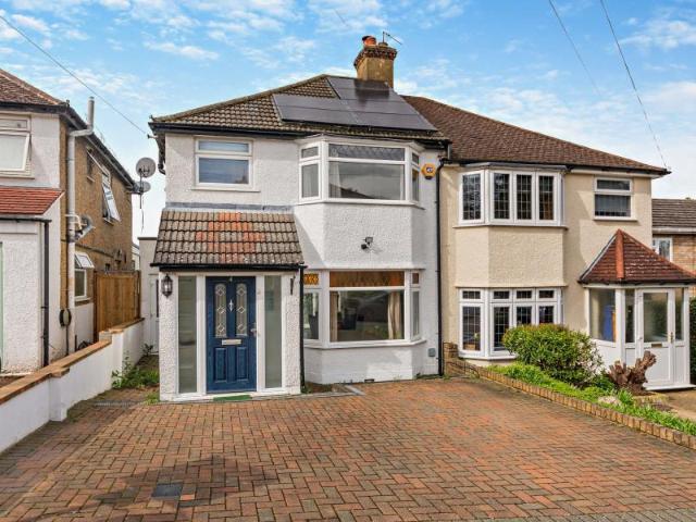 Vivian Close, Watford WD19 3 bed semi detached house to rent £2,350 pcm £542 pw
