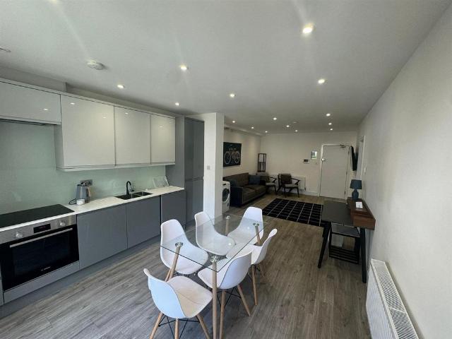 Vivian Avenue, London NW4 3 bed flat to rent £2,800 pcm £646 pw