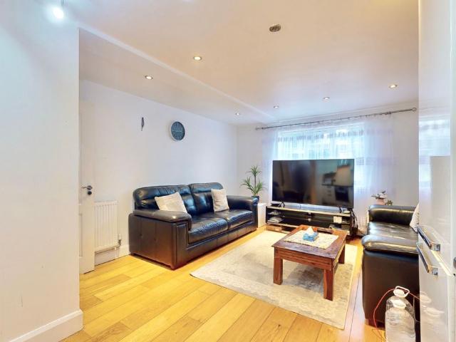 Vivian Avenue, London NW4, 2 bed flat to rent, £2,100 pcm | PrimeLocation