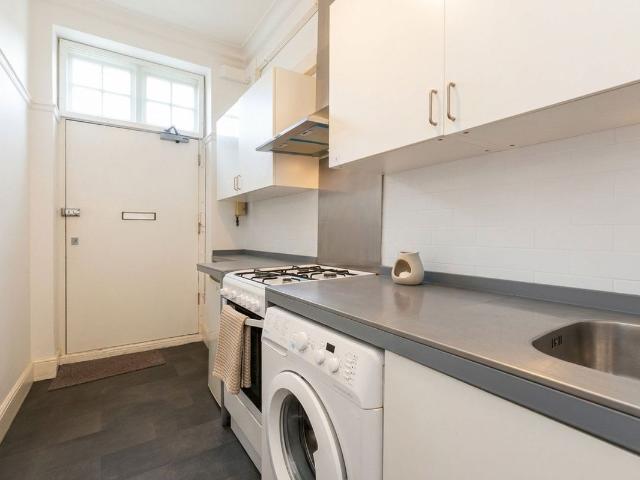 Vivian Avenue, Parade Mansions Vivian Avenue NW4, 3 bed flat to rent, £2,125 pcm | PrimeLocation