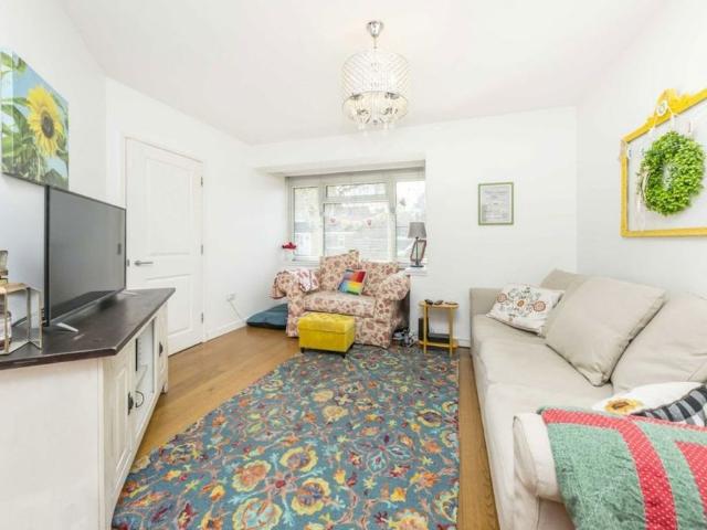 Vivienne Close, TW1, London