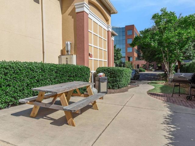Vivo Living Forest Hills Studio Apartment for Rent at 4515 Apex Hwy, Durham, NC 27713