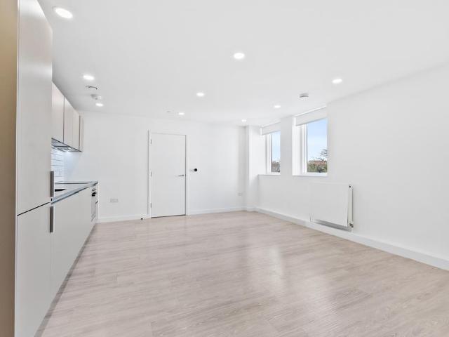 Vonder Crawley, The Boulevard RH10 2 bed apartment to rent £1,665 pcm £384 pw
