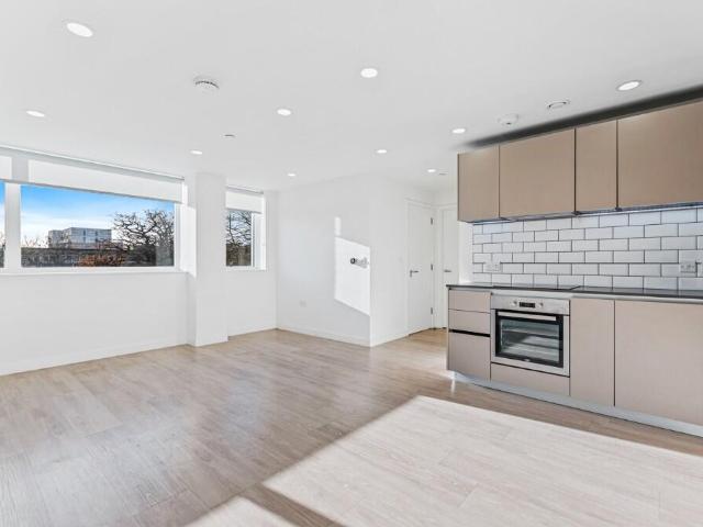 Vonder Crawley, The Boulevard RH10 2 bed apartment to rent £1,665 pcm £384 pw