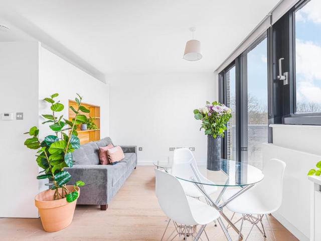 Vonder Hill, 17 Highgate Hill N19 Studio to rent £1,895 pcm £437 pw