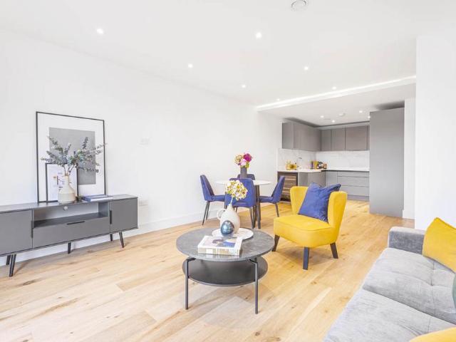 Vonder Skies, New Horizons Court TW8 3 bed apartment to rent £2,900 pcm £669 pw