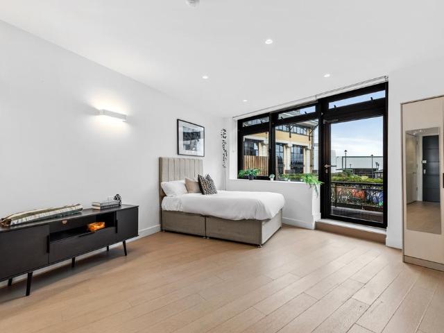 Vonder Skies, New Horizons Court TW8 Studio to rent £1,480 pcm £342 pw
