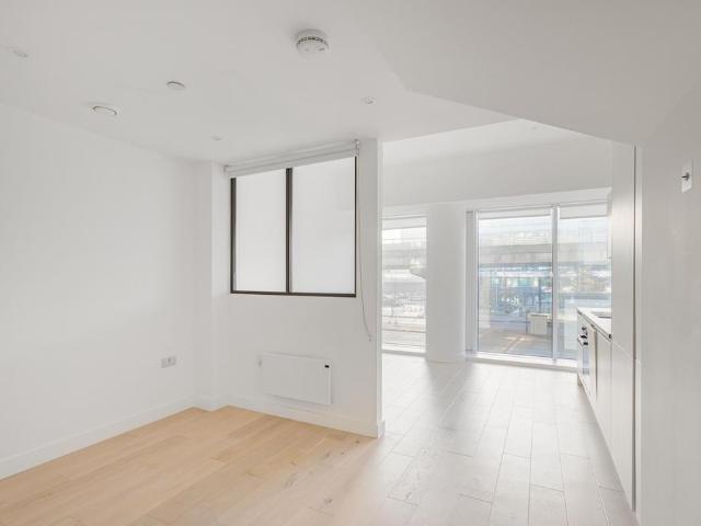 Vonder Parkside, Great West Road TW8 Studio to rent £1,625 pcm £375 pw