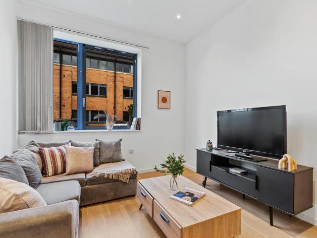 Vonder Village, Riverbank Way TW8 Studio to rent £1,515 pcm £350 pw