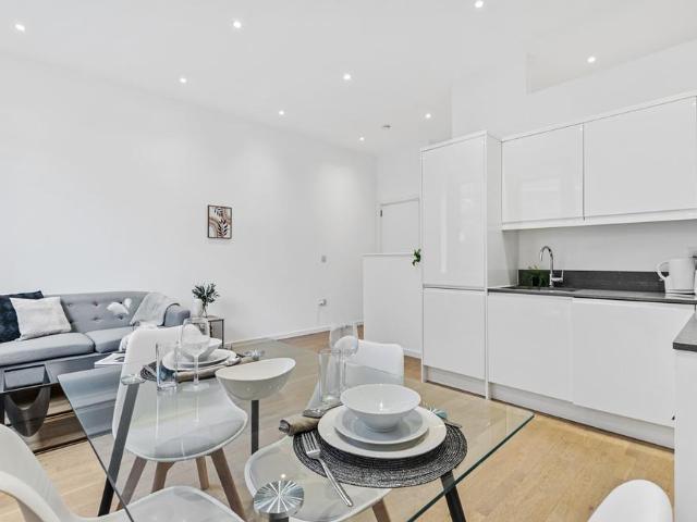 Vonder Village, Riverbank Way TW8 Studio to rent £1,525 pcm £352 pw