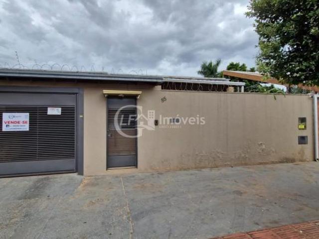 Você busca um imóvel que une conforto, espaço e potencial de investimento, essa casa no bairro Santo