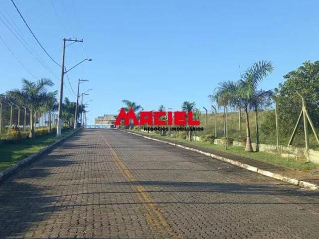 Você está buscando o local perfeito para construir a casa dos seus sonhos? Este terreno de 1075m² no