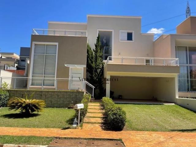 Você já imaginou morando em uma casa espaçosa em frente ao lindo lago e área verde com a segurança d