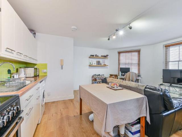 Voltaire Road, Clapham North, London. 1 bed flat to rent £2,150 pcm £496 pw