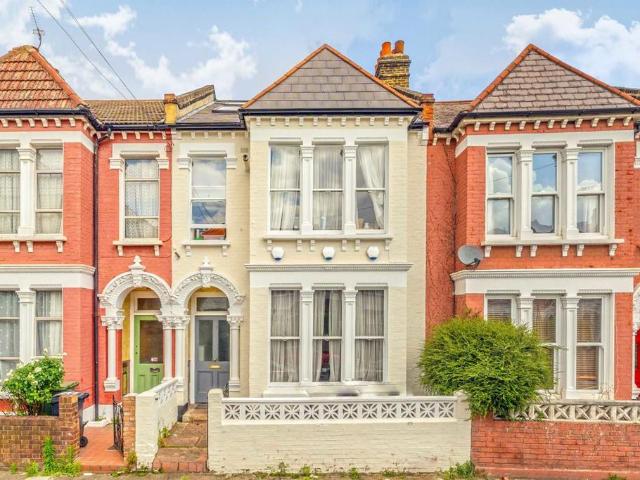 Voltaire Road, London SW4 2 bed flat to rent £2,600 pcm £600 pw