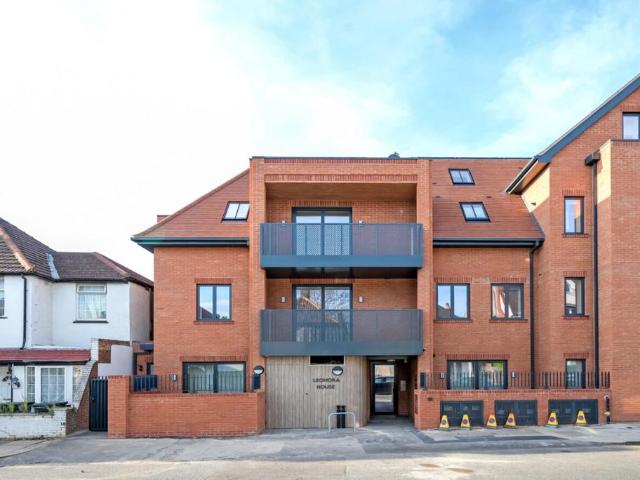 Voss Court, London, SW16 2 bed flat to rent £2,500 pcm £577 pw