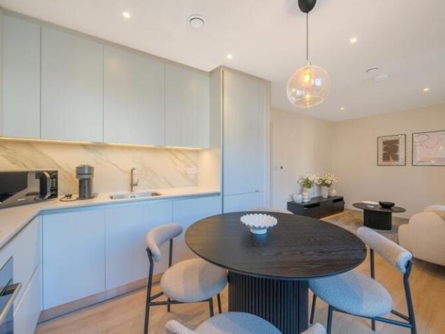 Voss Court London SW16 2 bed flat to rent £2,500 pcm £577 pw