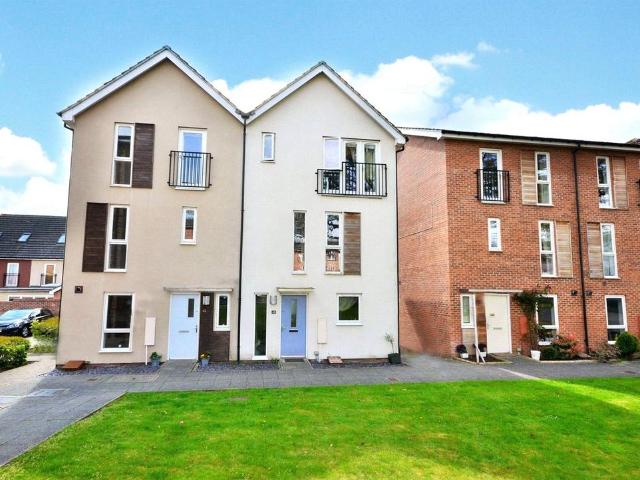Vulcan Drive, Bracknell, Berkshire, RG12 4 bed semi detached house to rent £2,250 pcm £519 pw
