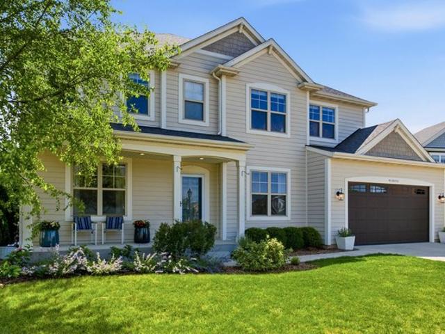 W136N6052 Weyer Farm Dr, Menomonee Falls, WI 53051