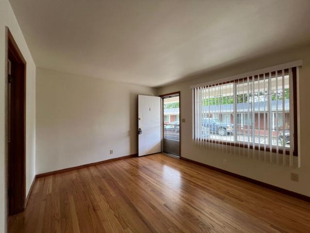 W1319 Hudson's Bay Court