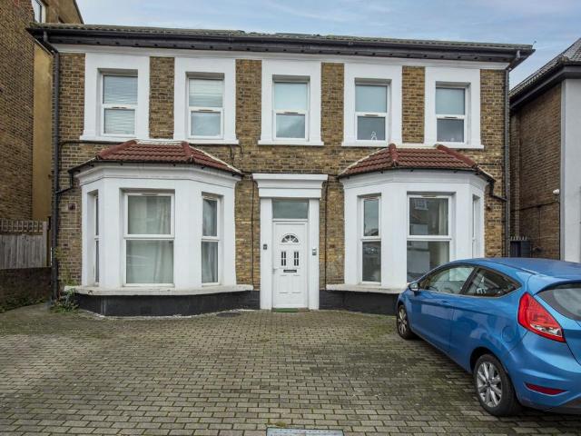 W13 Drayton 30 3 2 bed apartment to rent £4,000 pcm £923 pw