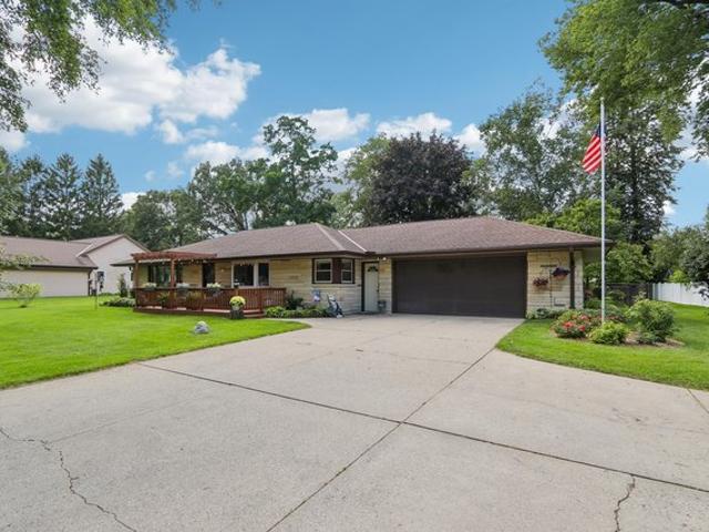 W151N6887 Glenview Dr, Menomonee Falls, WI 53051