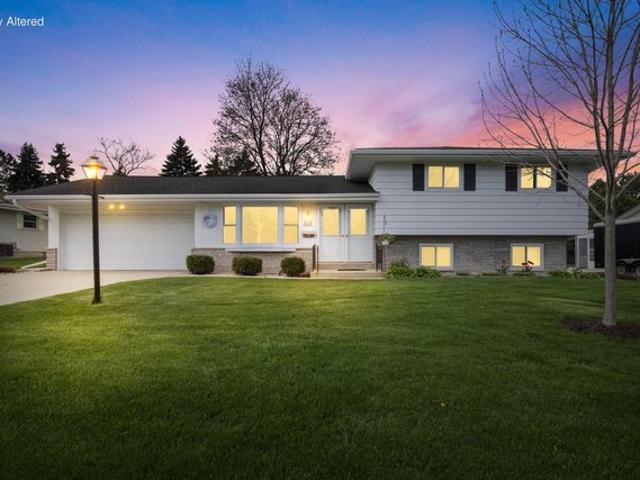 W174N9433 Devon Wood Rd, Menomonee Falls, WI 53051