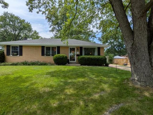 W170N9325 Woodlawn Dr, Menomonee Falls, WI 53051