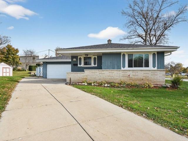W180N8502 Pineview Ct, Menomonee Falls, WI 53051