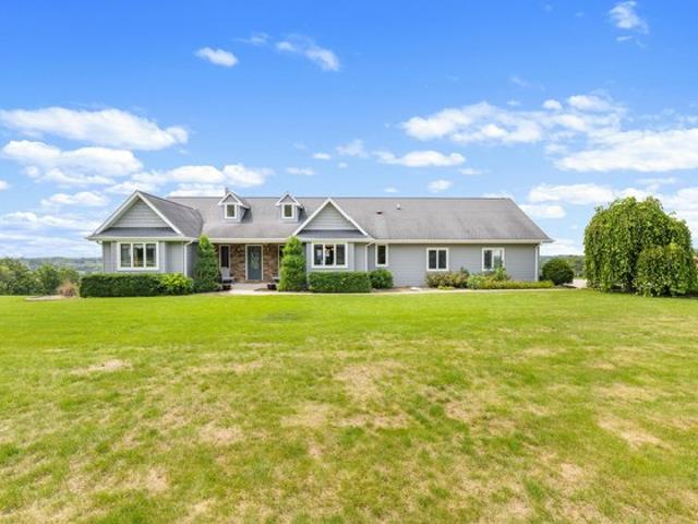W1967 Mystic Ct, Ixonia, WI 53036