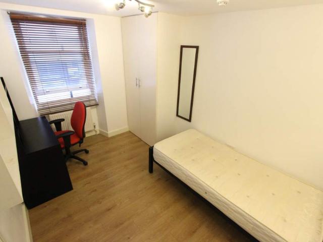 W1T Lettings of London is pleased to offer this SPACIOUS DOUBLE ROOM. Available Now